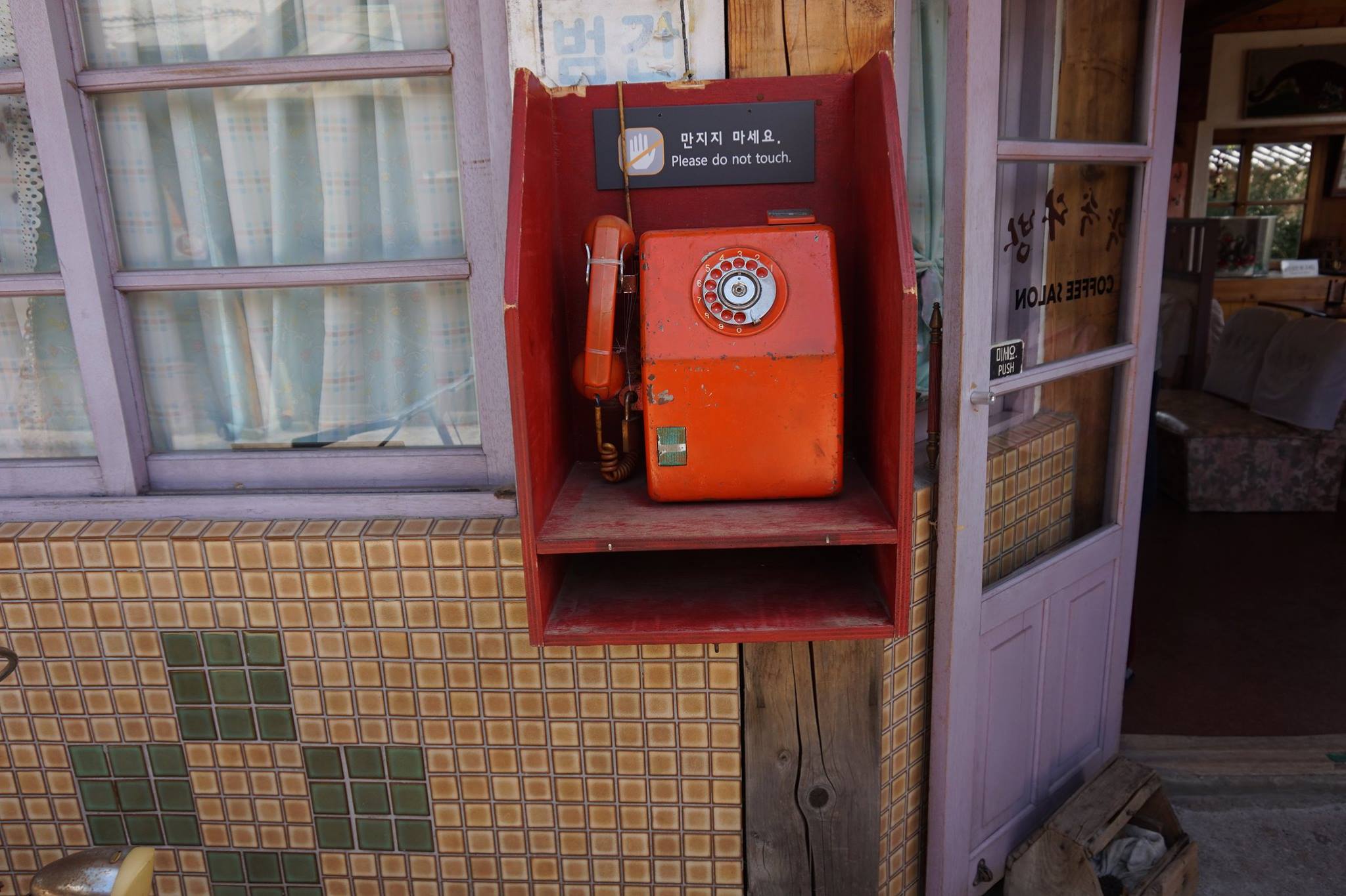 seoul_gyeongbok-gung_phone – Trip By Trip